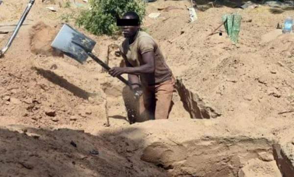 Man digging grave - Avant Publications